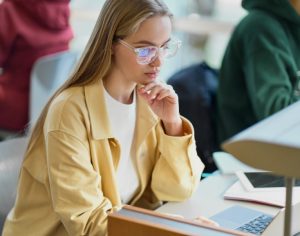 ¿Cómo Funciona la Modalidad de Estudio Híbrida? | EBC